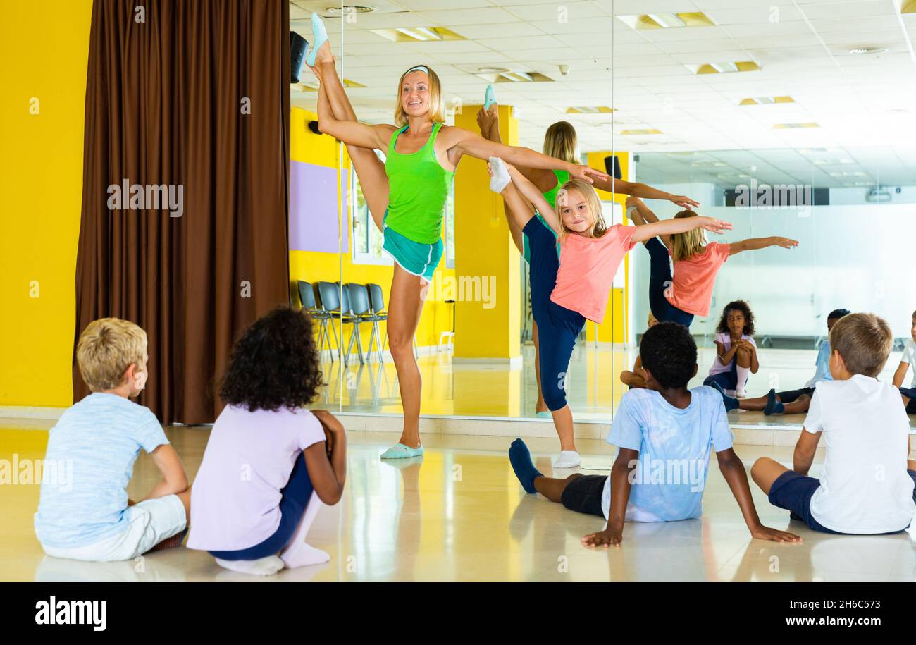 Dance coach kids hi-res stock photography and images - Alamy