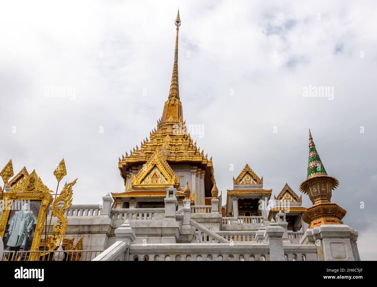 The historic Wat Traimit Buddhist Temple in Bangkok's Chinatown Stock ...