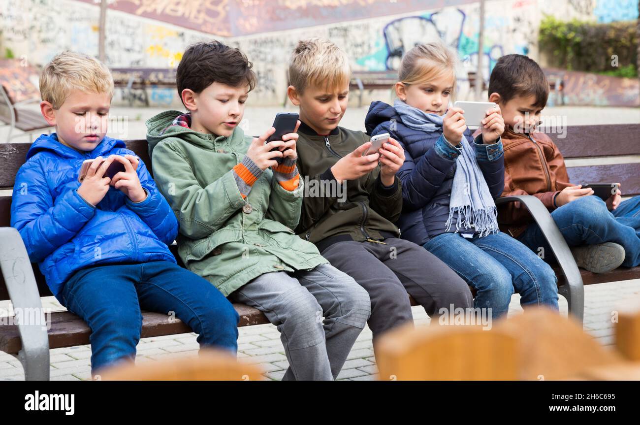 Tweens and phones hi-res stock photography and images - Alamy