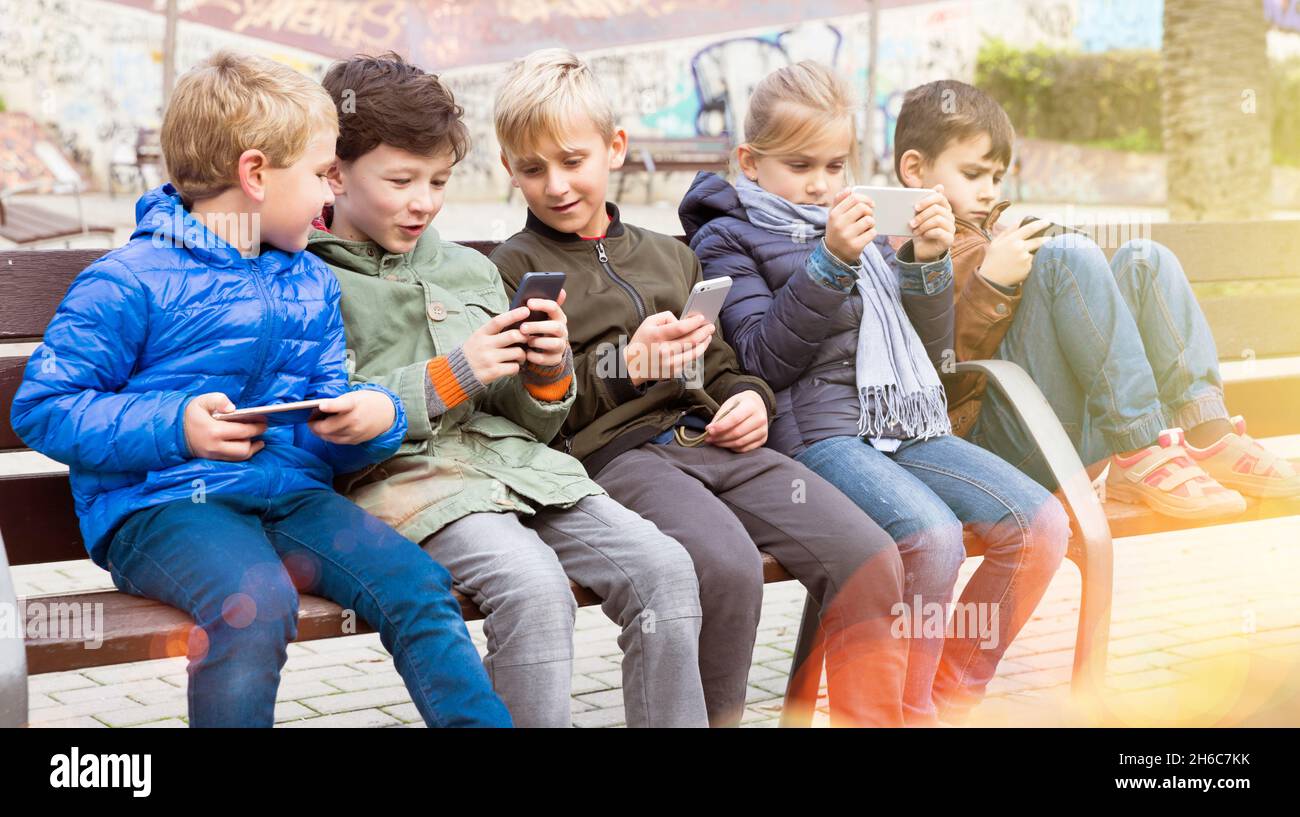 Tweens and phones hi-res stock photography and images - Alamy