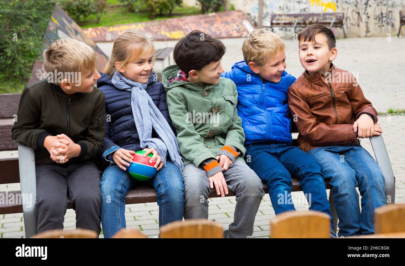 Happy kids talking Stock Photo - Alamy