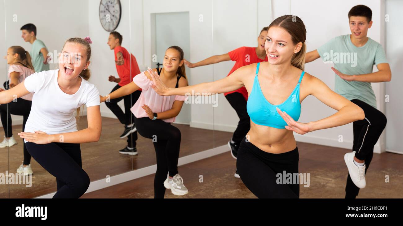 Teens dance class hi-res stock photography and images - Alamy