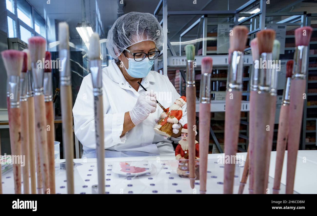 03 November 2021, Schleswig-Holstein, Lübeck: A worker paints a ...