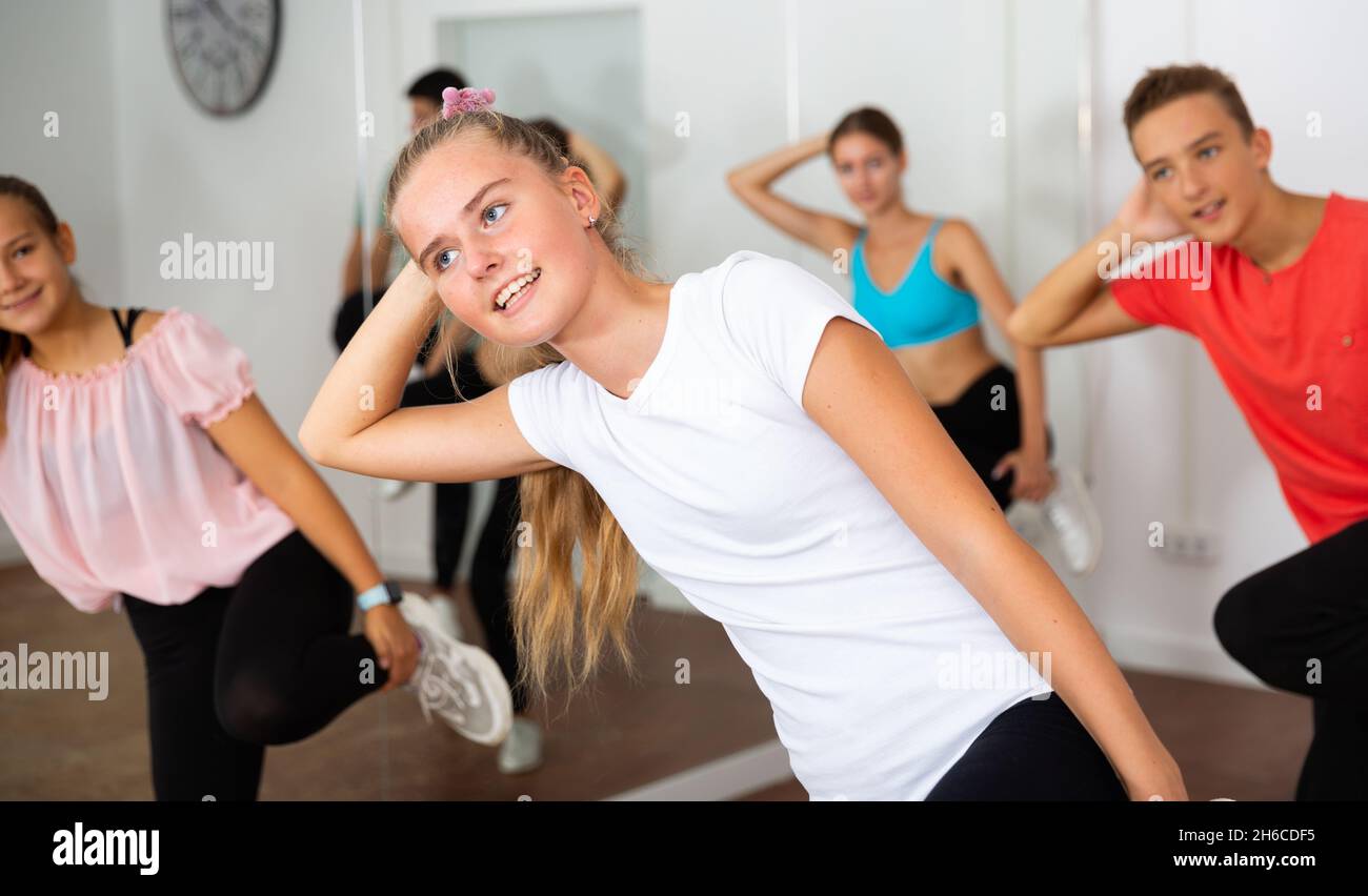 Teenage girl practicing dance with group Stock Photo - Alamy