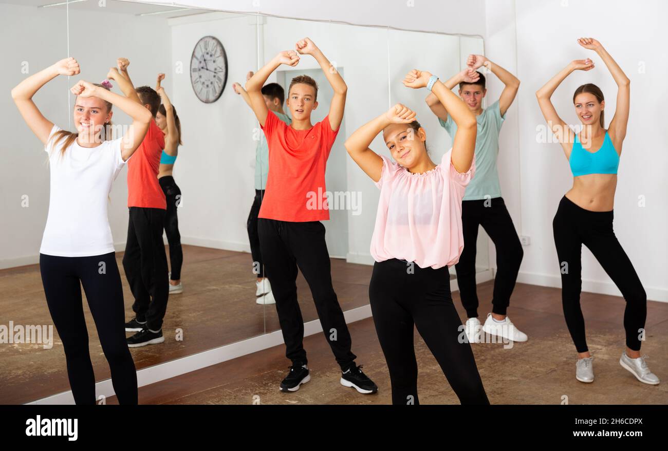 Group dance class teenagers hi-res stock photography and images - Alamy