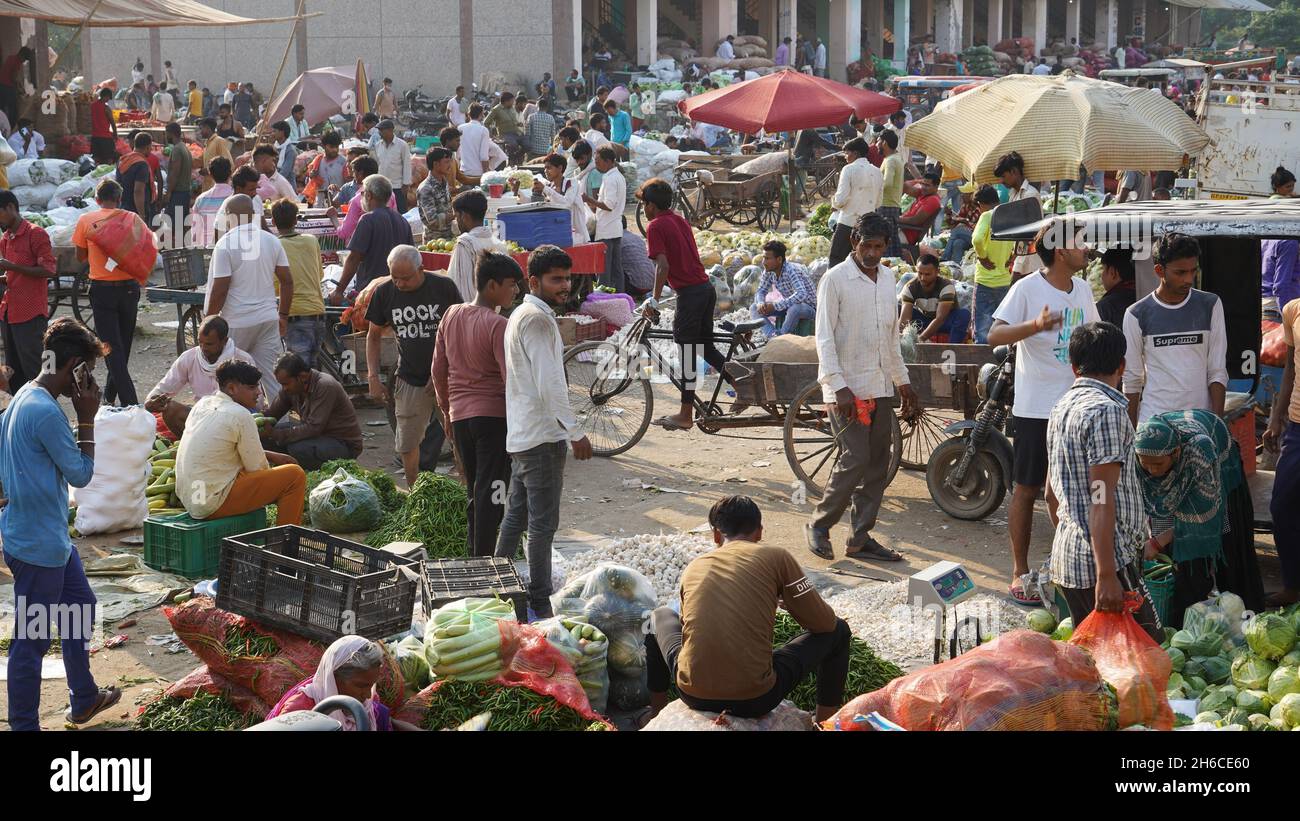 A friendly indian vendor weighing vegetables for a customer hi-res stock photography and images ...