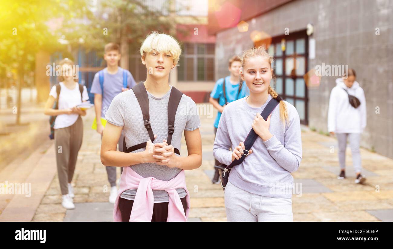 French students going school hi-res stock photography and images - Alamy