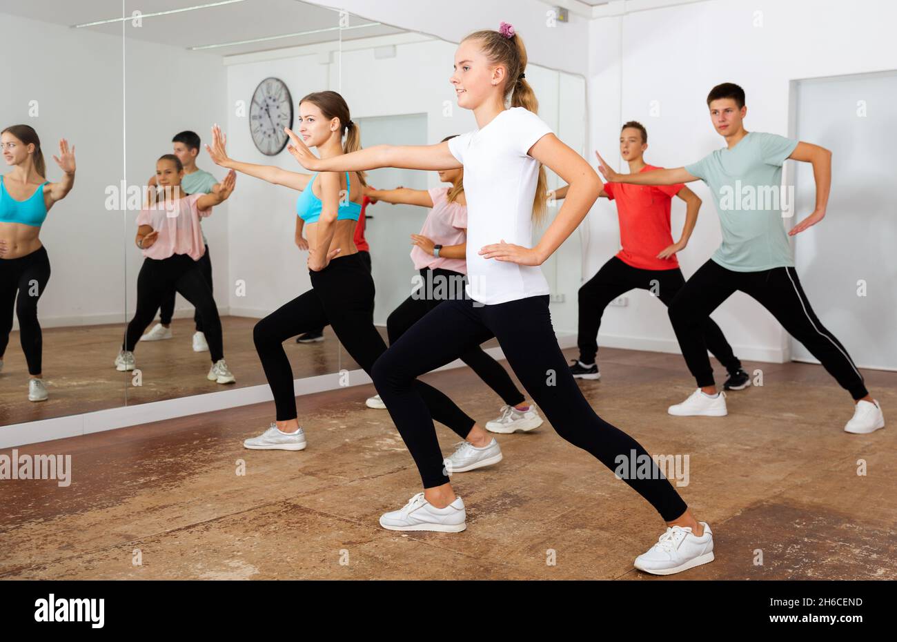 Teens dance class hi-res stock photography and images - Alamy