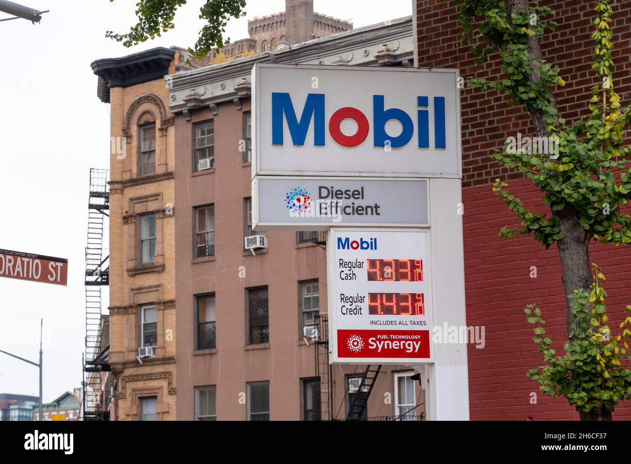 Mobil gasoline sign hi-res stock photography and images - Alamy