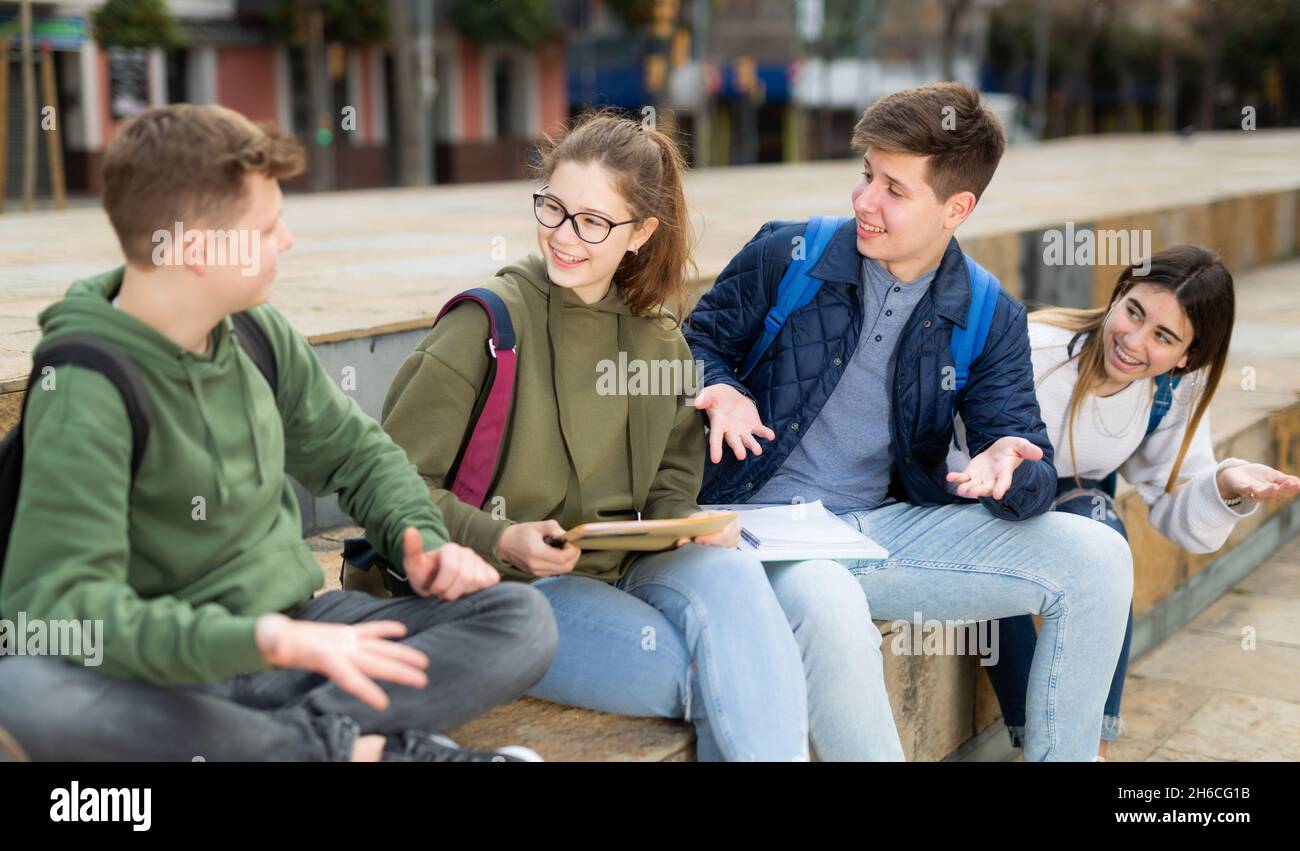 Diverse teens outdoors hi-res stock photography and images - Alamy