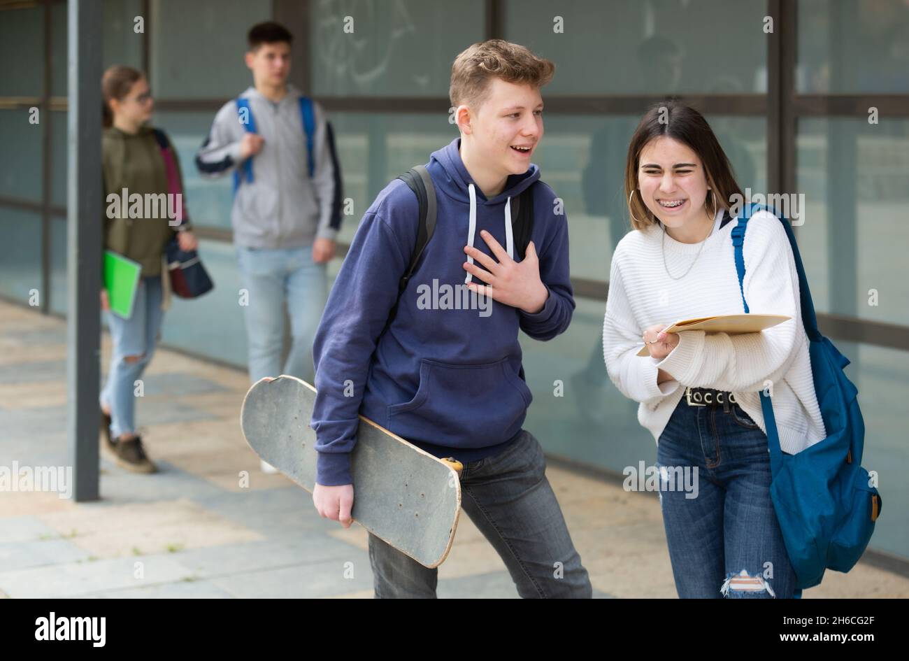 Teen boy girl speaking students hi-res stock photography and images - Alamy