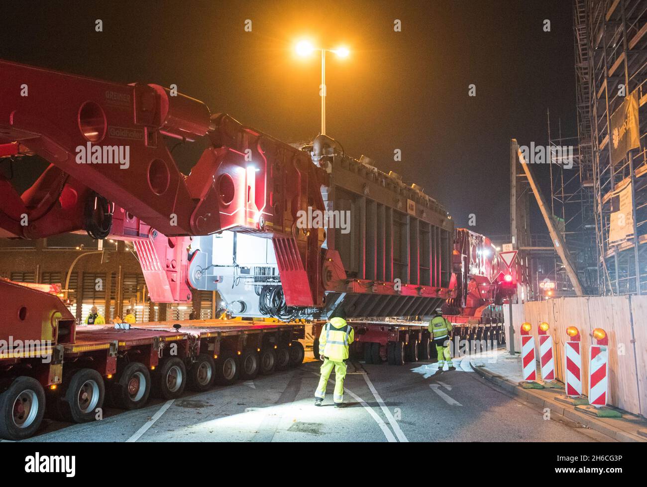 Hamburg, Germany. 15th Nov, 2021. A heavy goods transport with a 350 ...