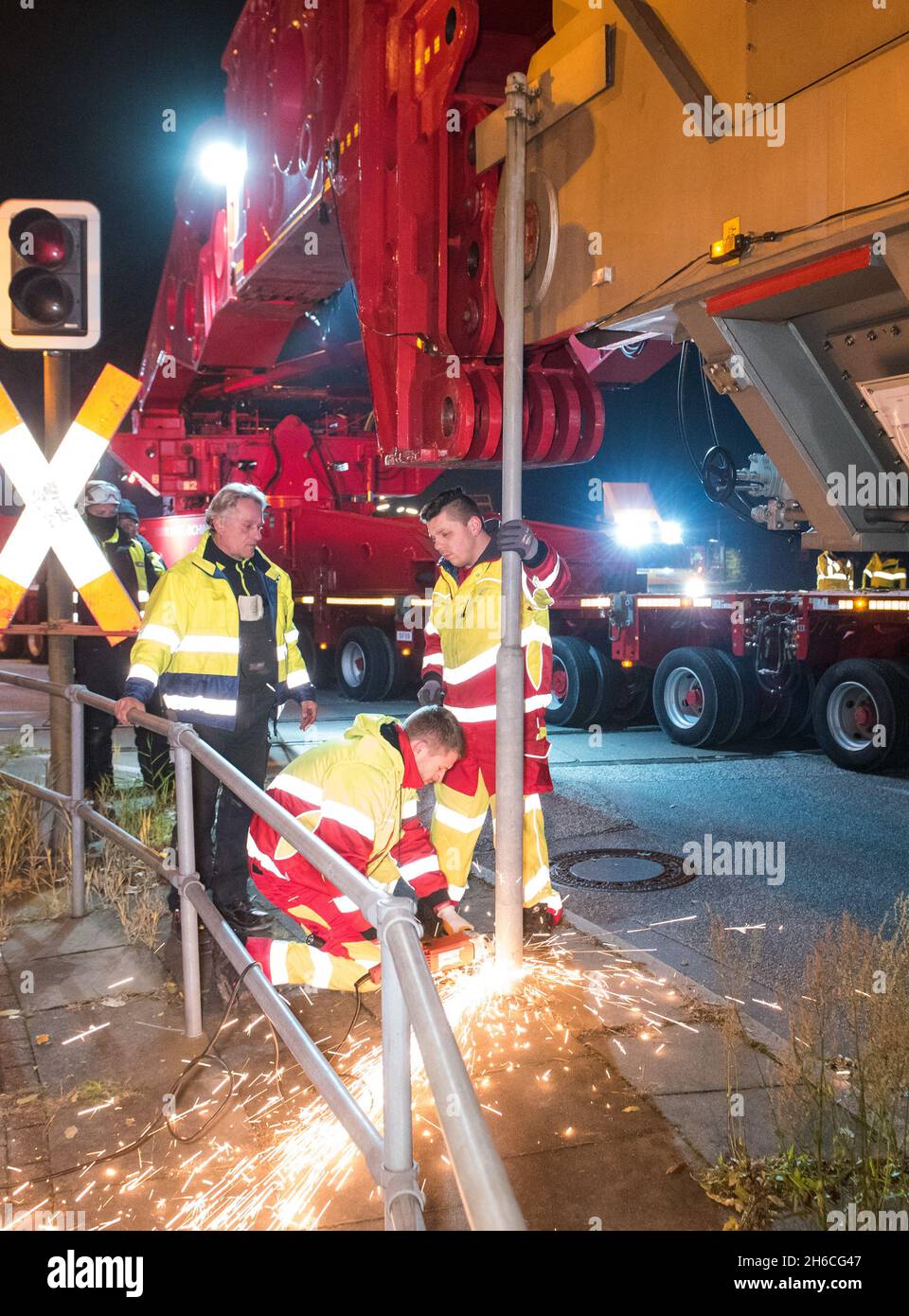 Hamburg, Germany. 15th Nov, 2021. A heavy load transport with a 350-ton ...