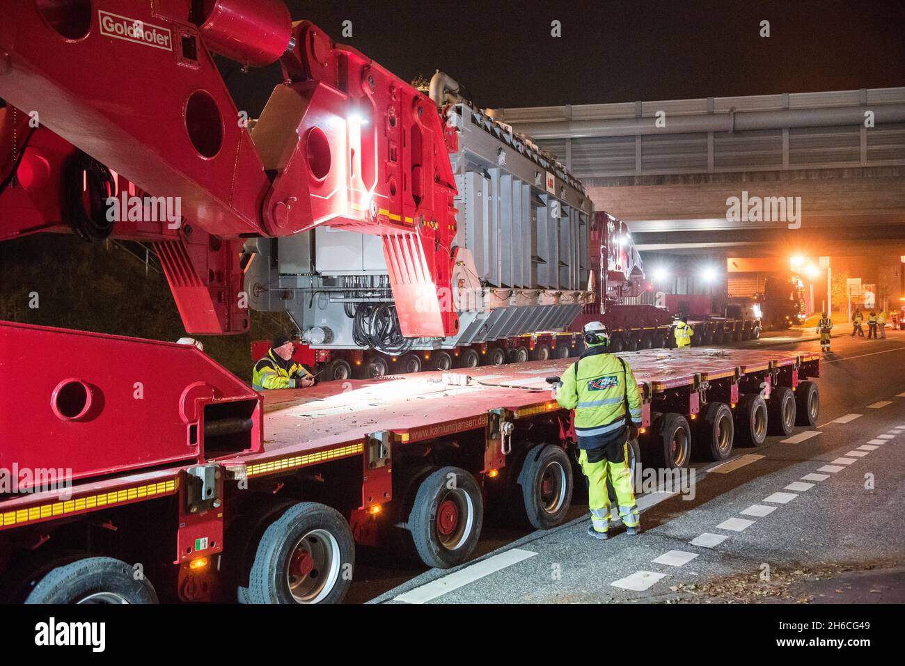 Hamburg, Germany. 15th Nov, 2021. A heavy load transport with a ...