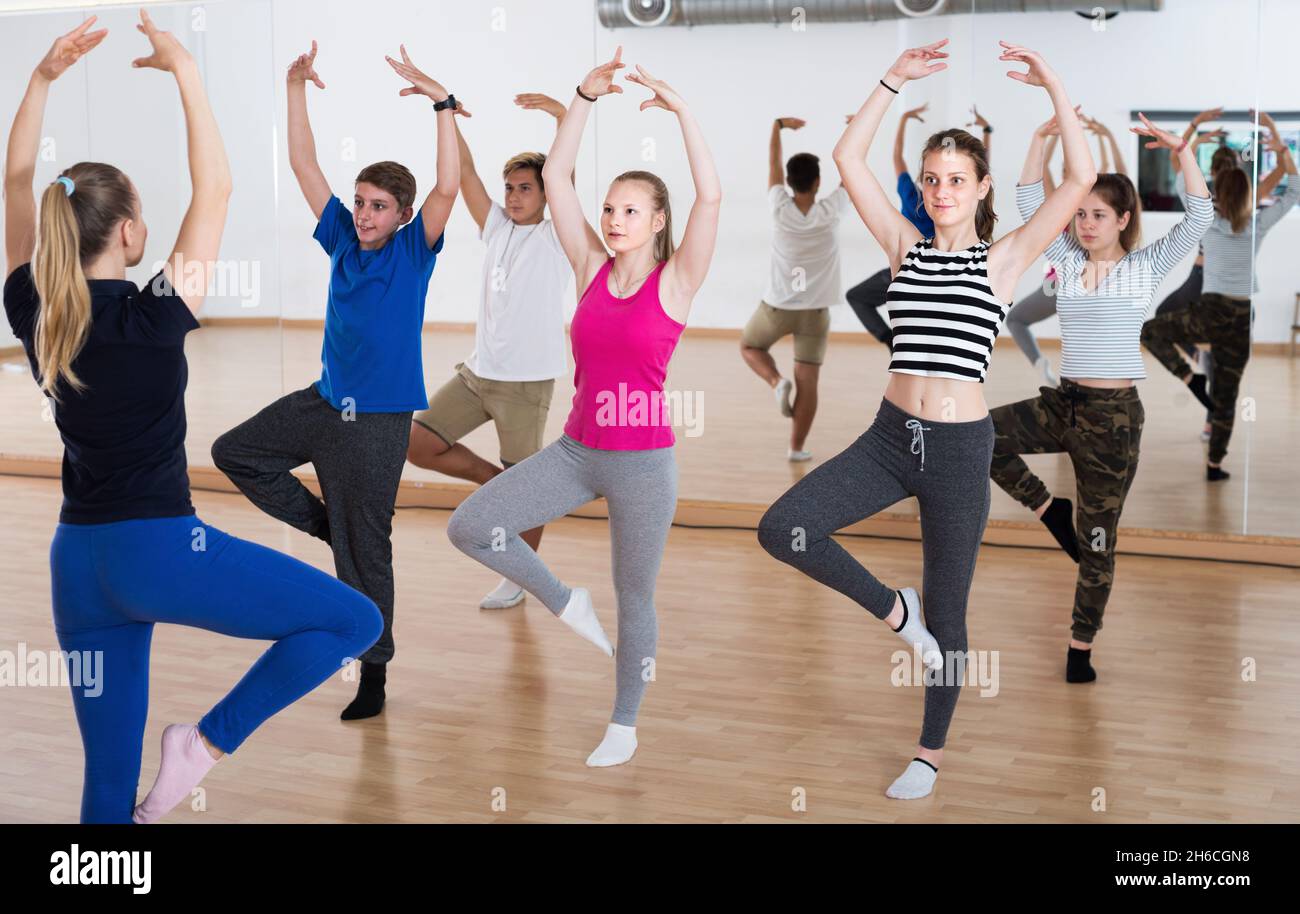 Boy dancers ballet barre hi-res stock photography and images - Alamy