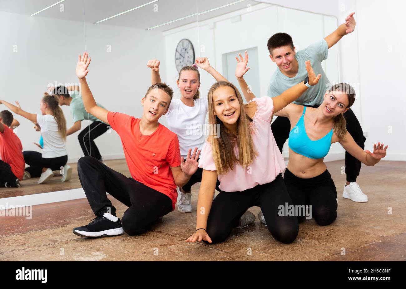Teacher smile teenagers hi-res stock photography and images - Alamy