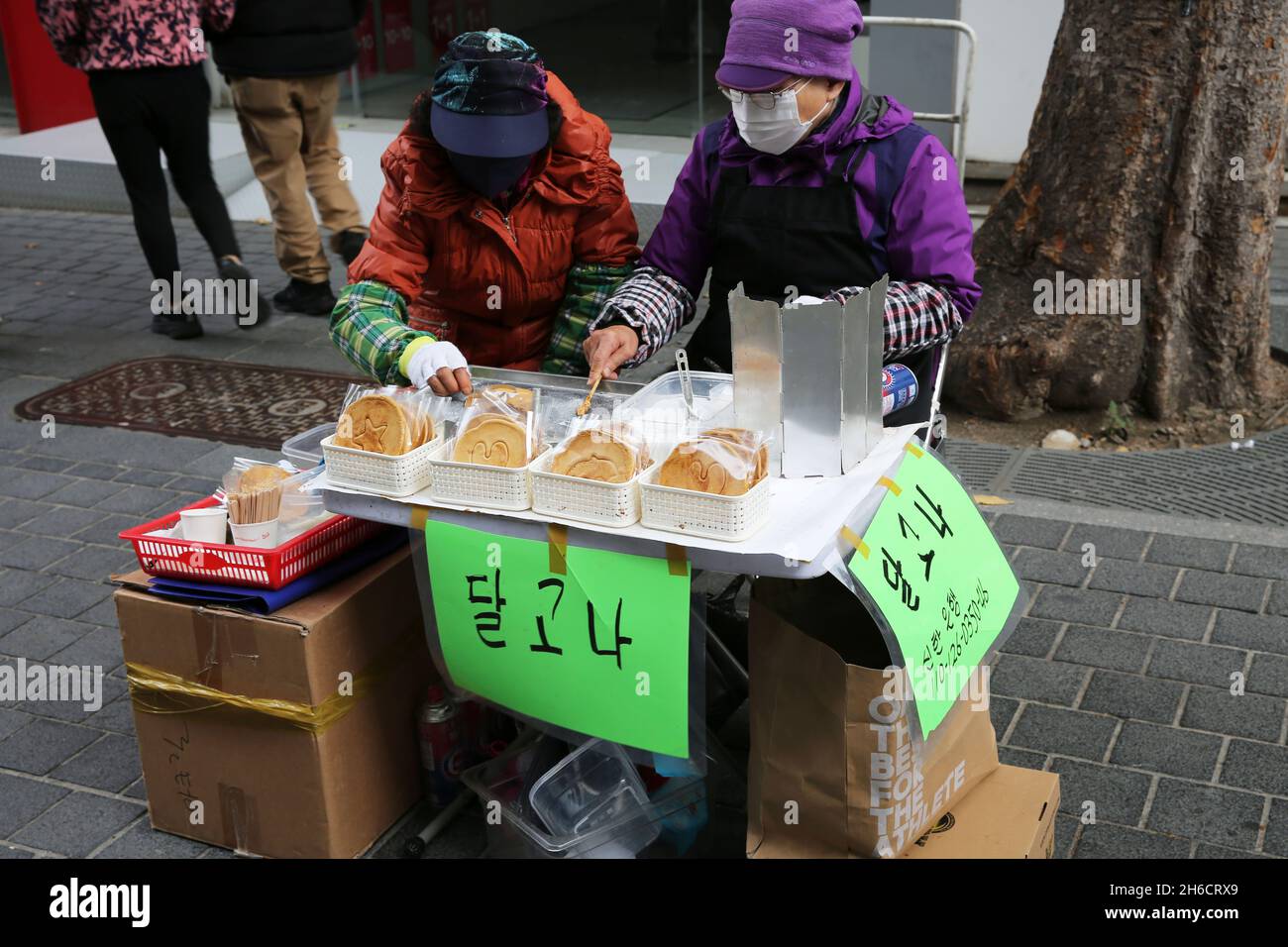 (211115) -- SEOUL, Nov. 15, 2021 (Xinhua) -- Street vendors sell ...