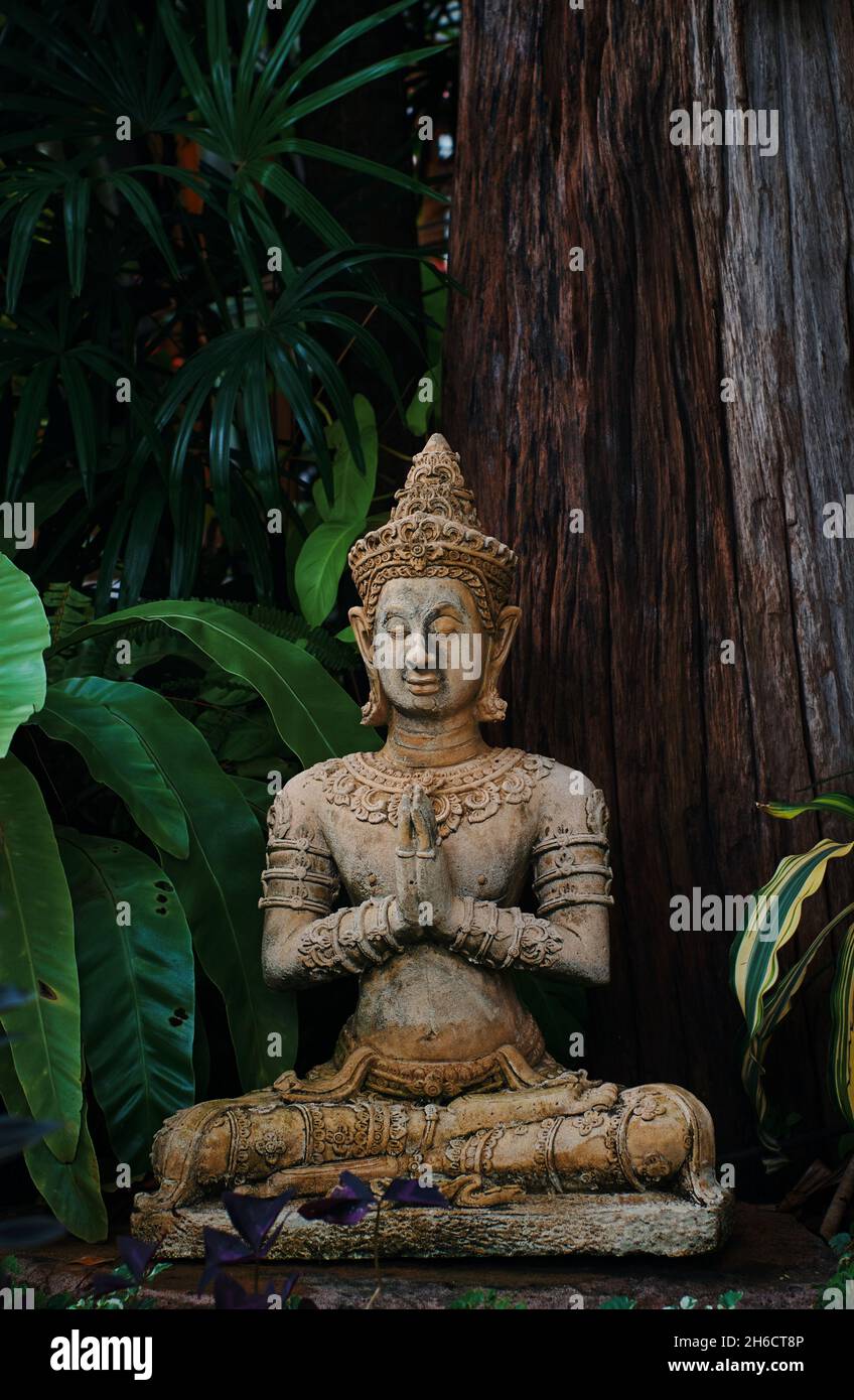 Angle statue hi-res stock photography and images - Alamy