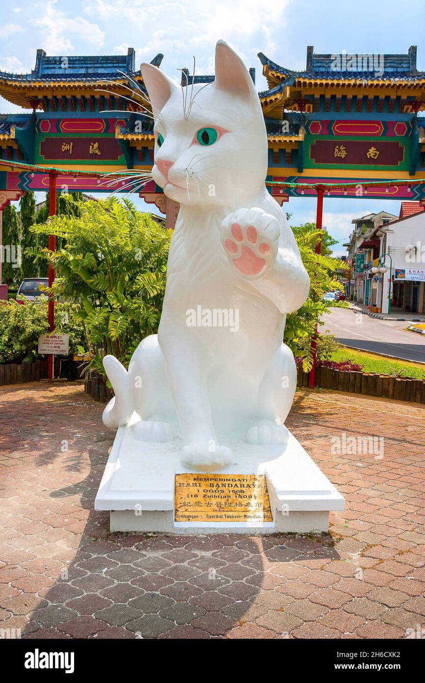 Chinese cat statue hi-res stock photography and images - Alamy