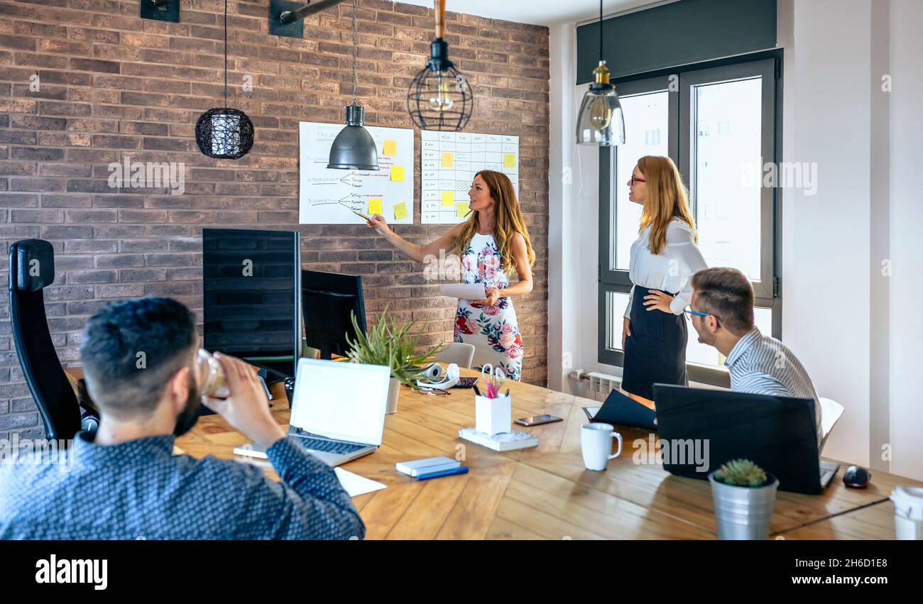 Office workers pointing laptop hi-res stock photography and images - Alamy