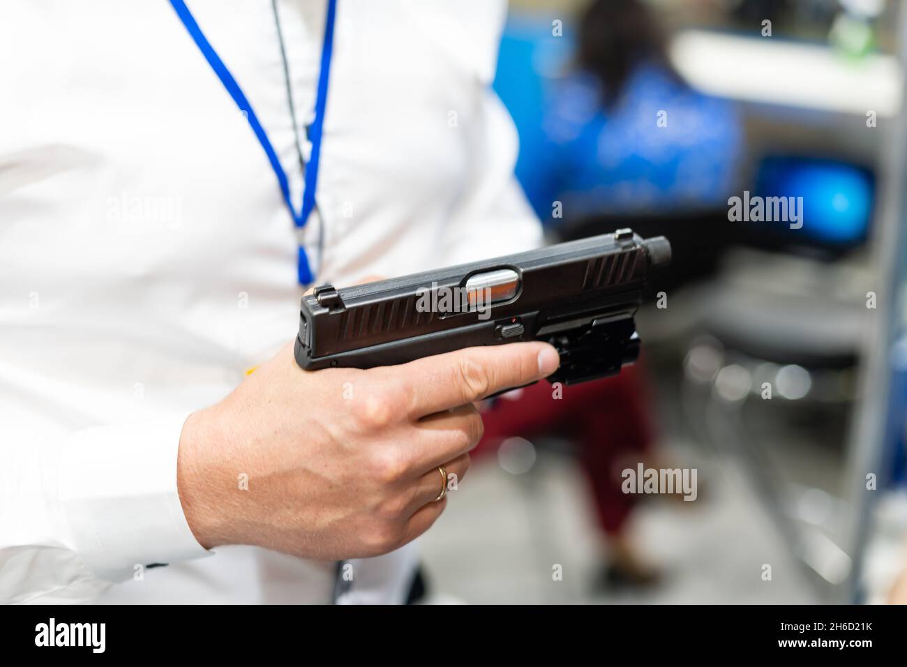 hand holding a semi automatic handgun Stock Photo - Alamy