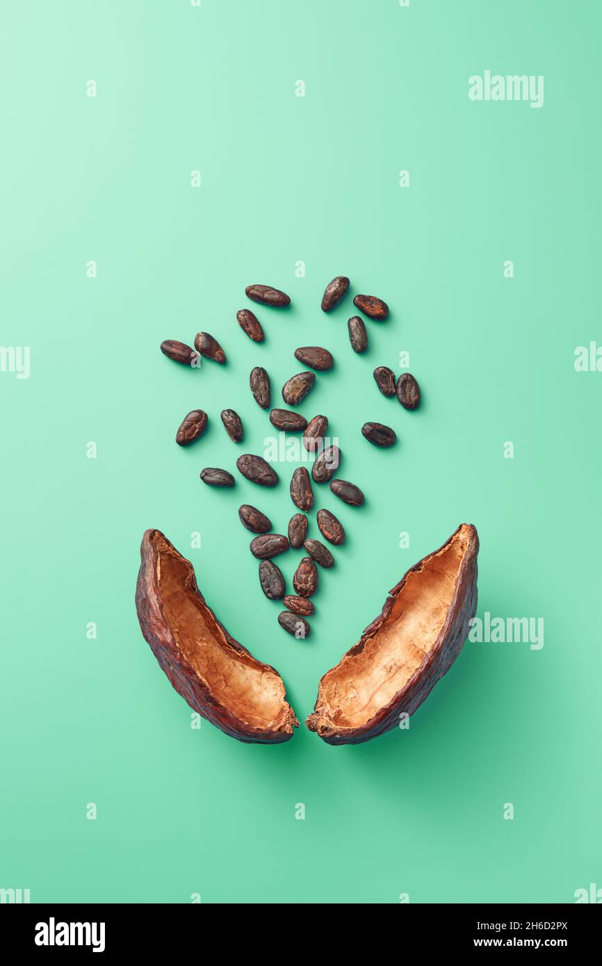 Broken pod with cocoa seeds Stock Photo - Alamy