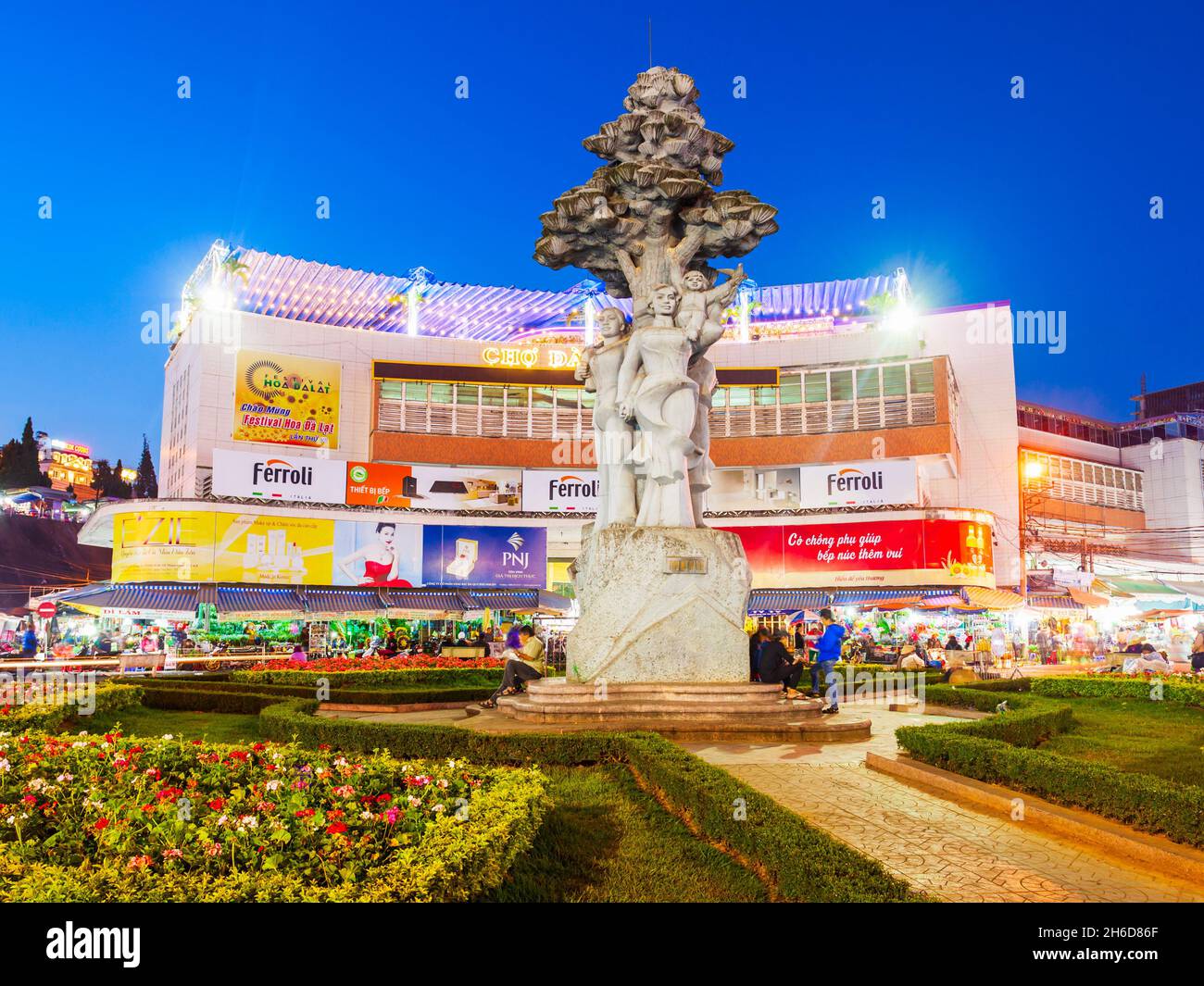 DALAT, VIETNAM - MARCH 11, 2018: Da Lat Center Market in Dalat city in ...