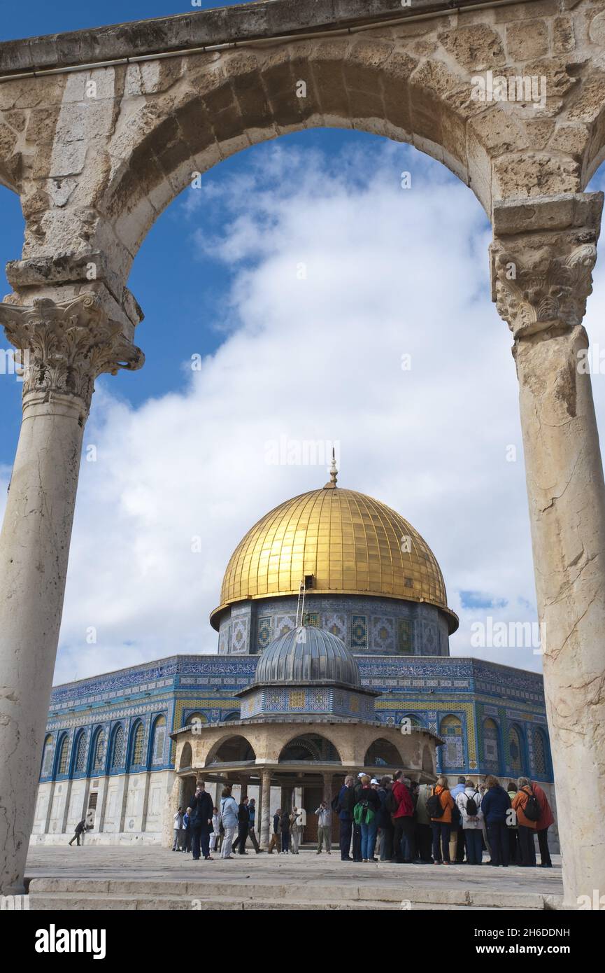 Group of visitorsDome of the Rock and Chain dome, Israel, Jerusalem ...