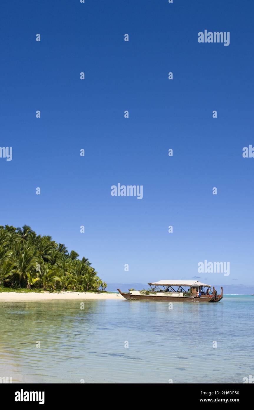 Polynesian canoe tour to One Foot island, Cook Islands, Aitutaki Stock ...