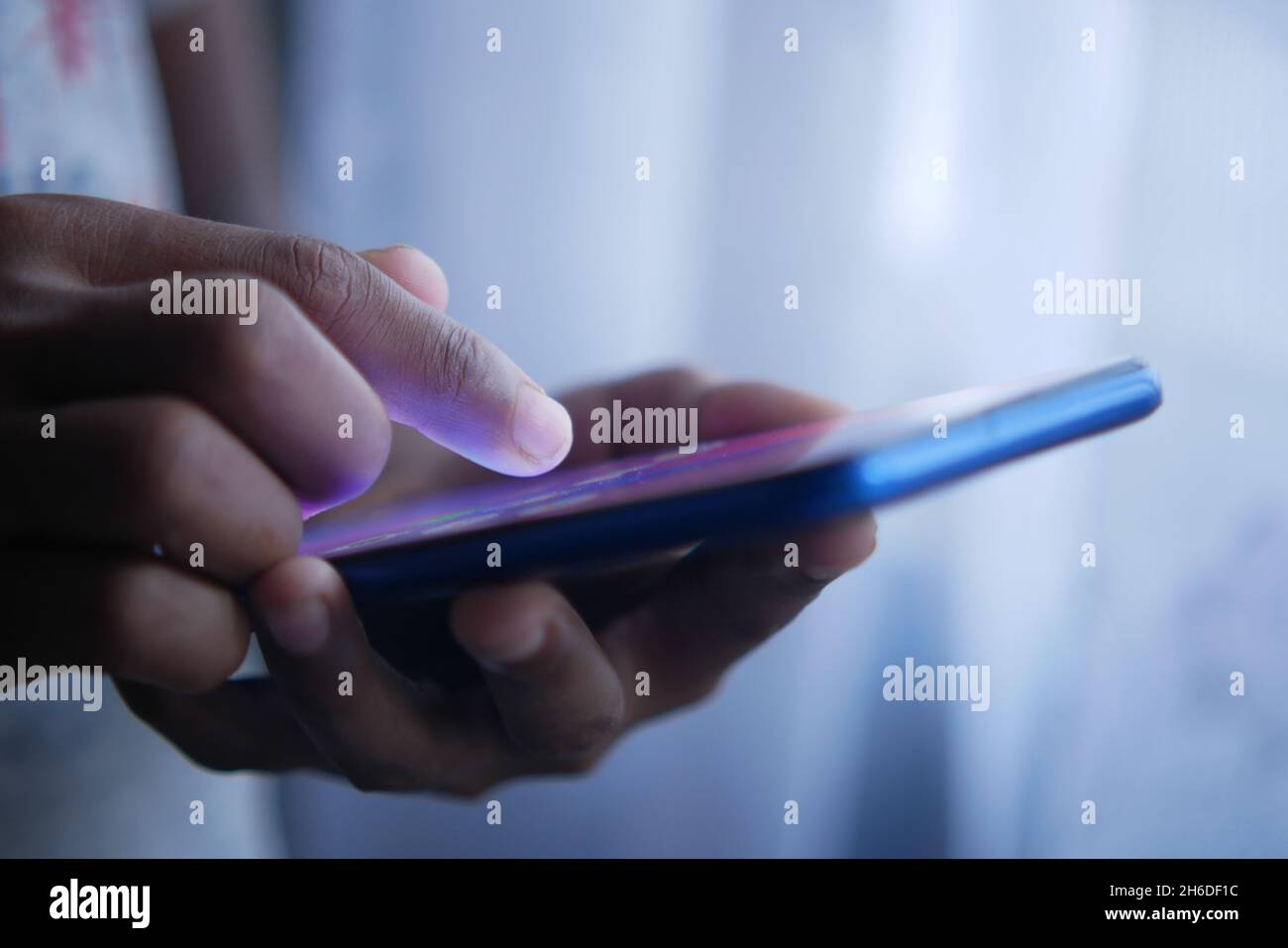 Pointing on phone screen hi-res stock photography and images - Alamy