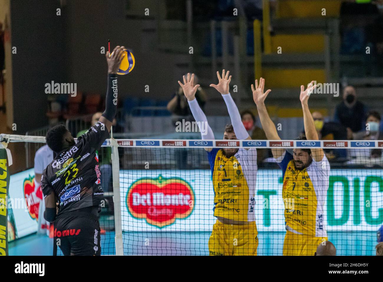 Marlon yant volleyball hi-res stock photography and images - Alamy