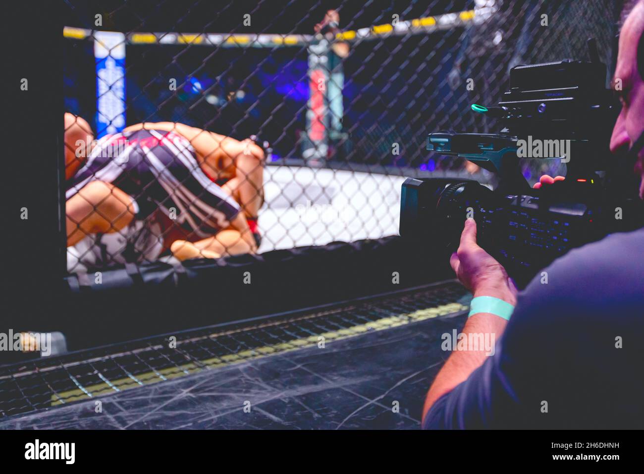 Professional cameraman hi-res stock photography and images - Alamy