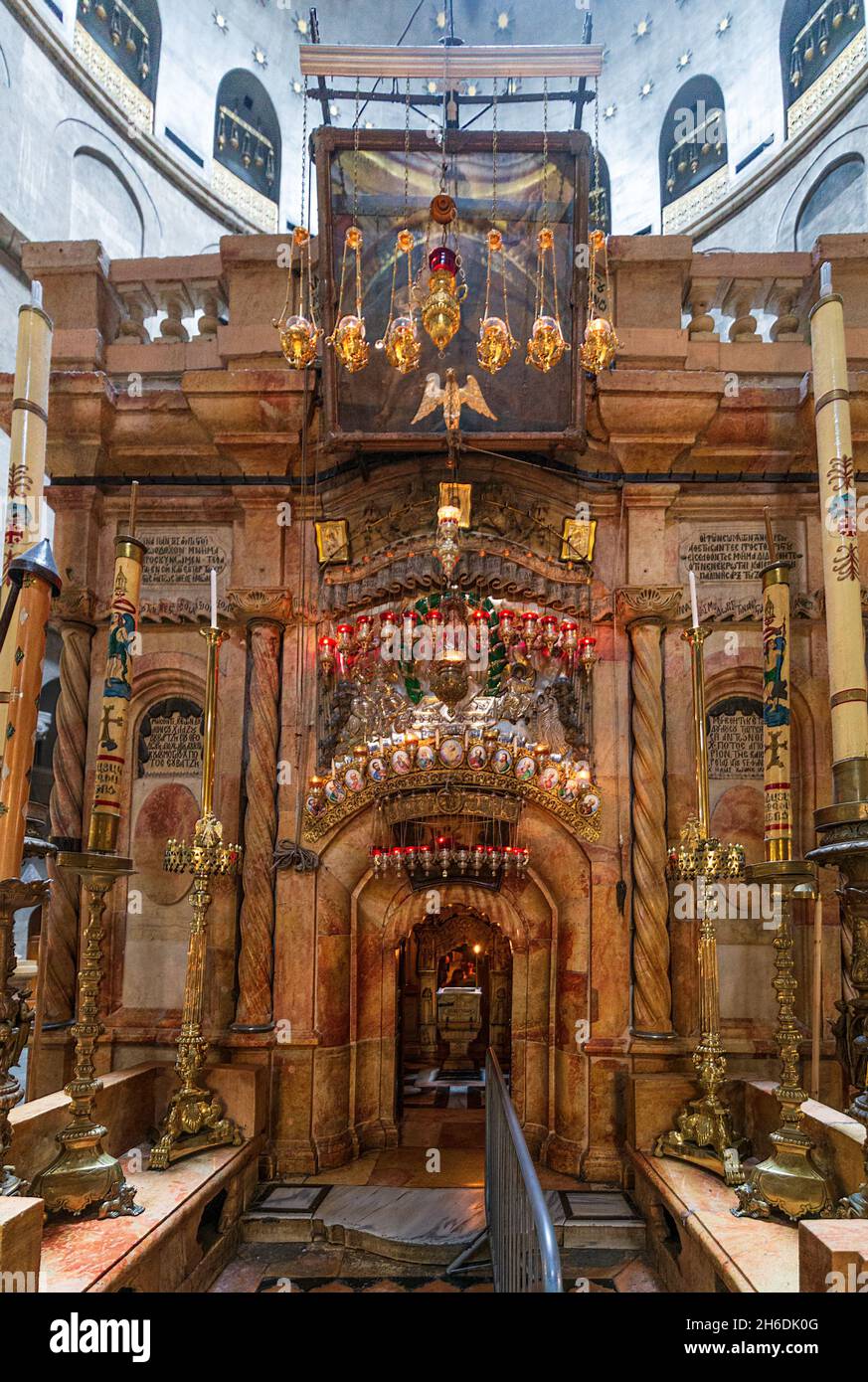 The tomb of Jesus Christ inside the Church of the Holy Sepulchre Stock ...