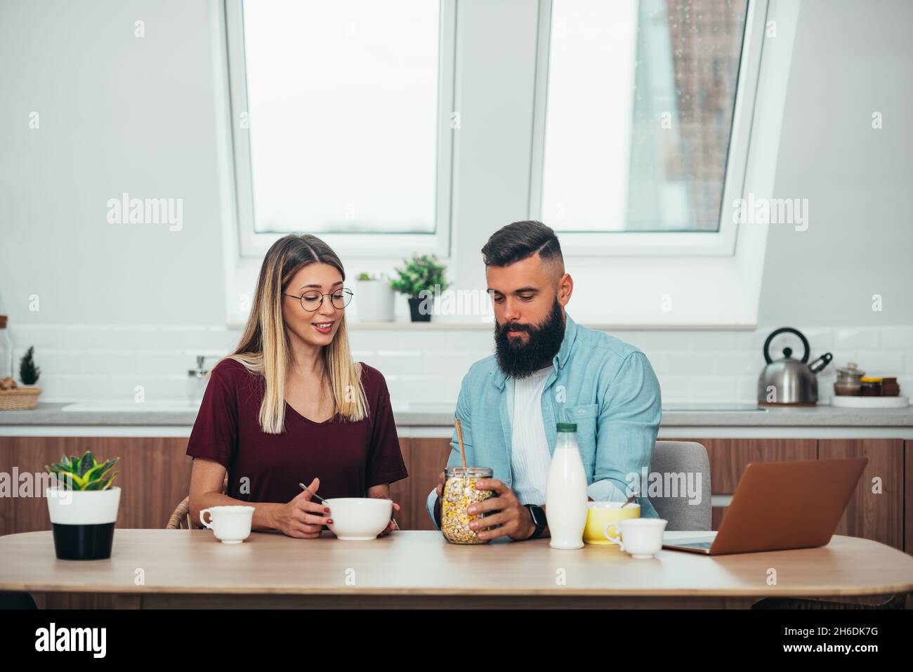 Young couple kissing eating breakfast hi-res stock photography and ...