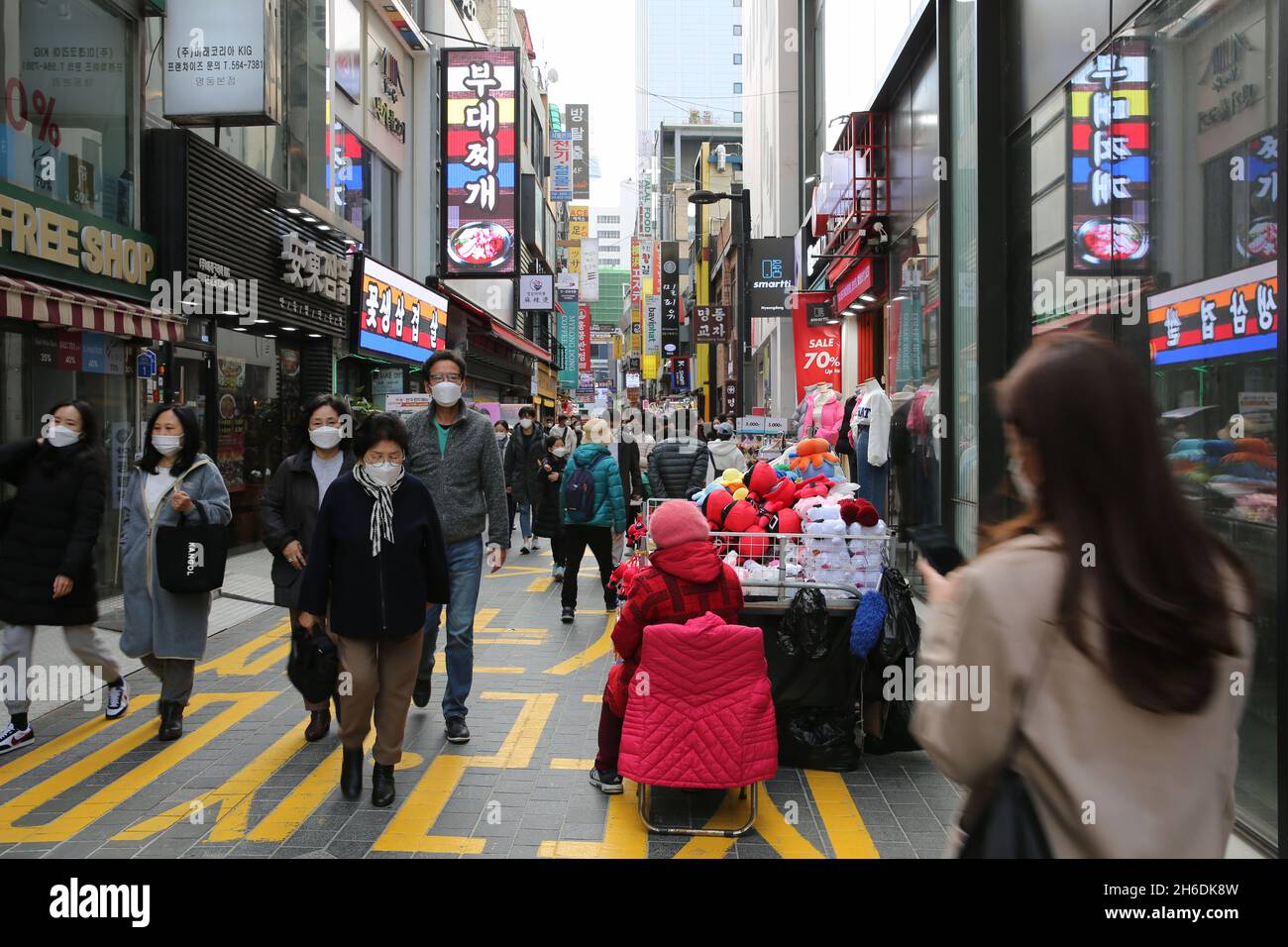 Seoul, South Korea. 13th Nov, 2021. People wearing face masks walk at ...