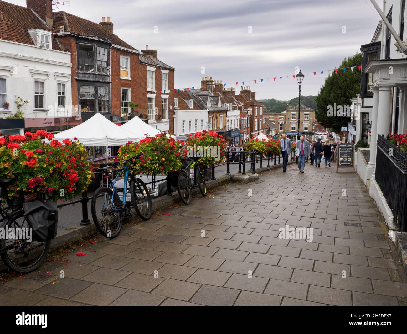 High street lymington hampshire hi-res stock photography and images - Alamy