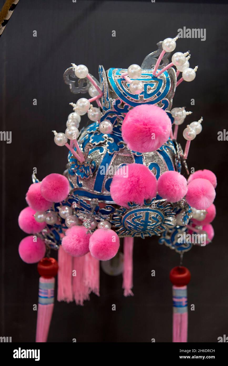 Traditional chinese headdress hi-res stock photography and images - Alamy