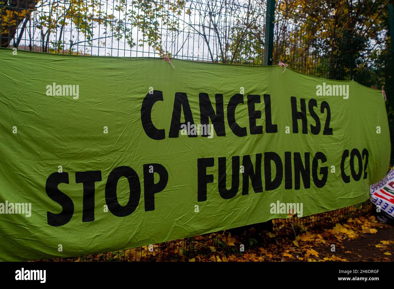 Wendover, UK. 13th November, 2021. A huge anti HS2 banner on the A413 ...