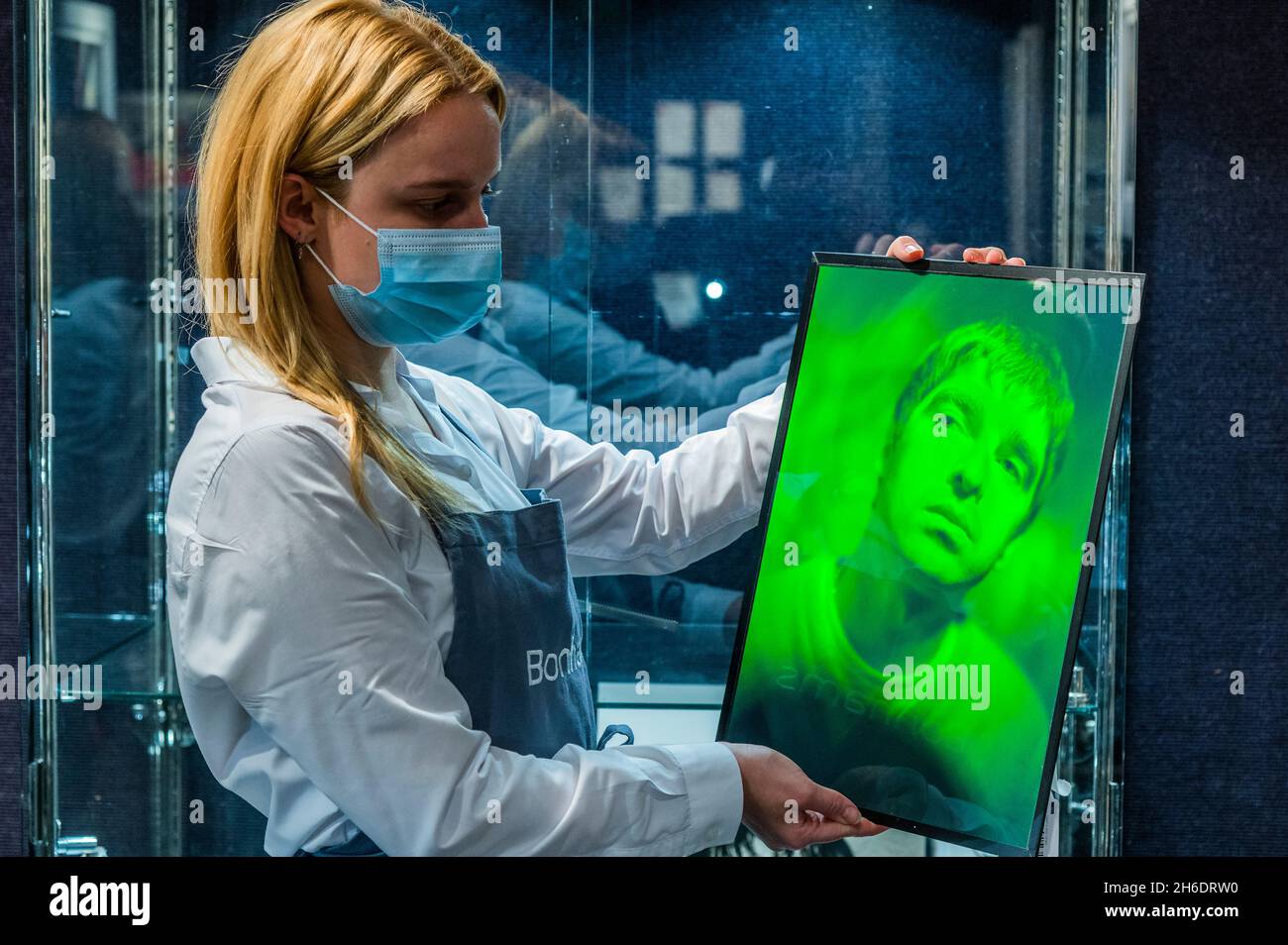 Dame diana rigg hi-res stock photography and images - Alamy