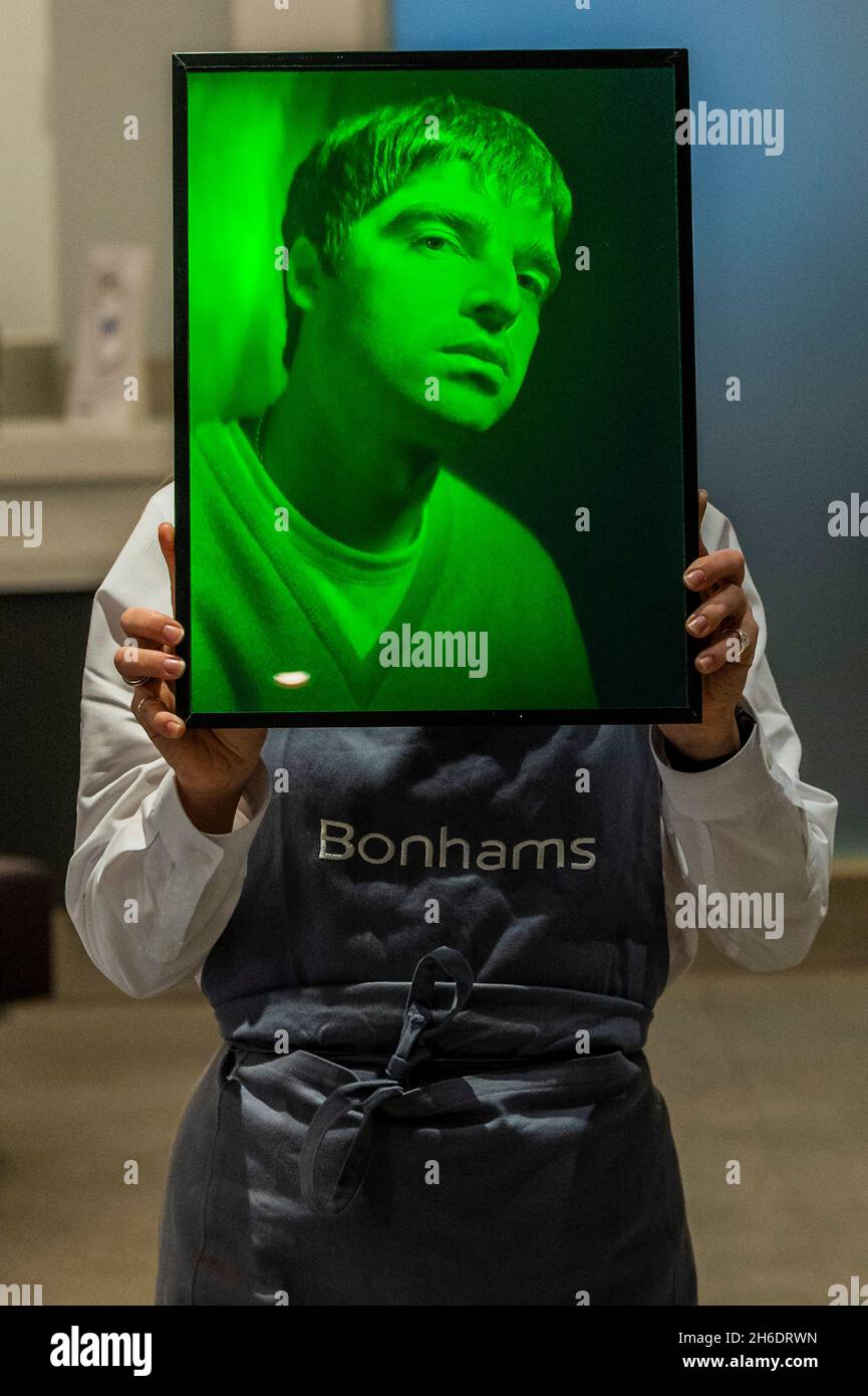 London, UK. 15th Nov, 2021. Rob Munday's, Noel Gallagher, 1997, est £ ...