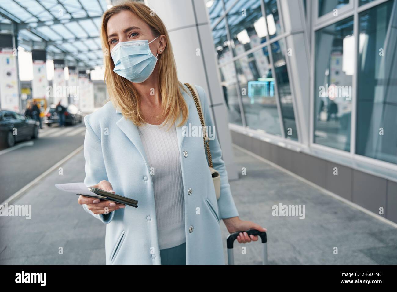 Woman staring distance hi-res stock photography and images - Alamy