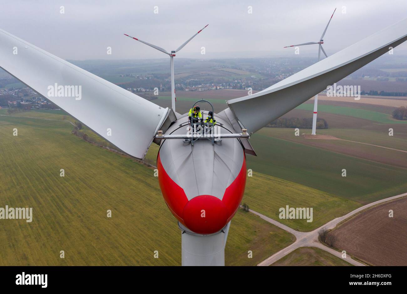 Bernsdorf, Germany. 15th Nov, 2021. Two technicians from Sabowind GmbH ...