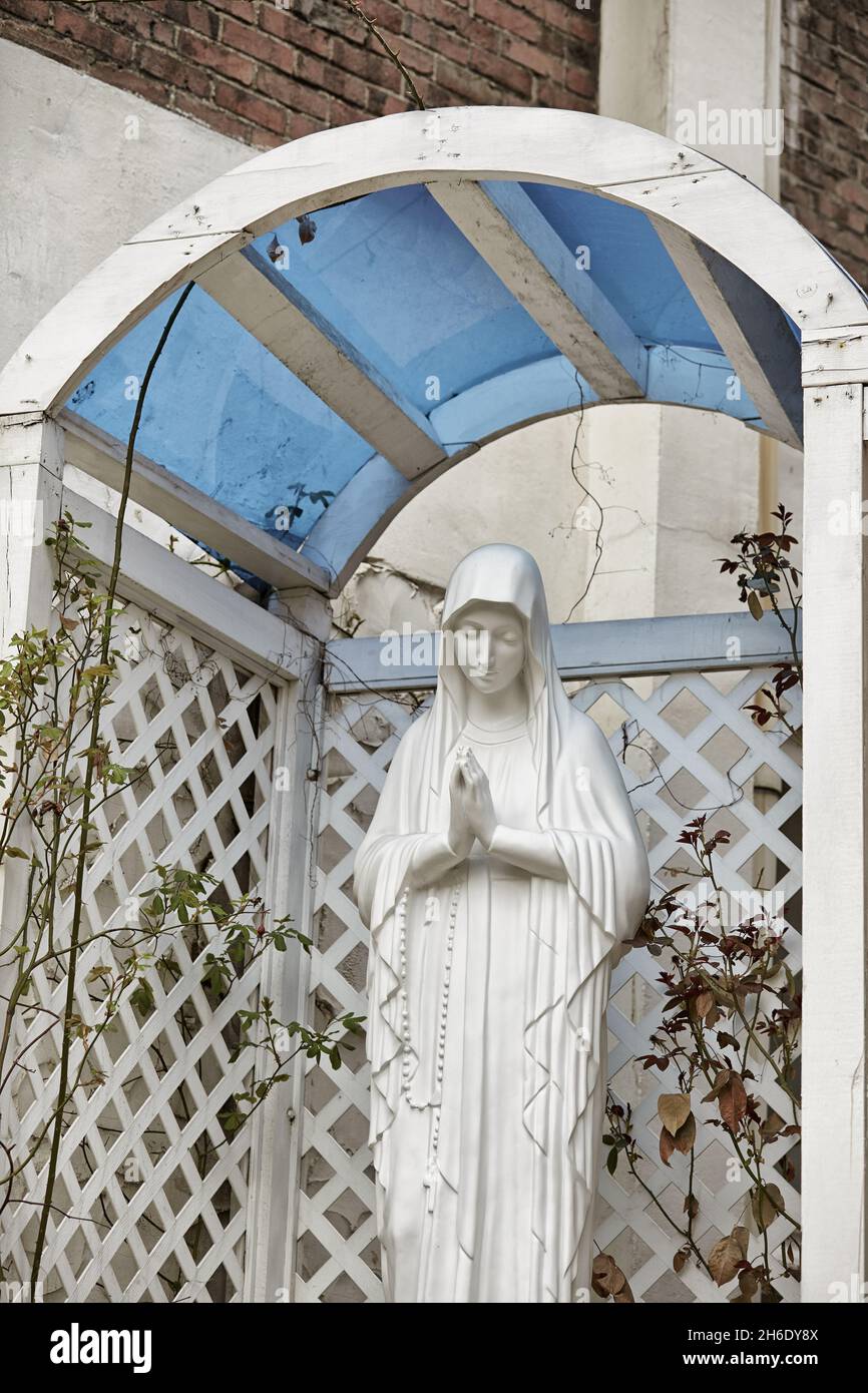 Old garden praying Virgin Mary statue Stock Photo - Alamy