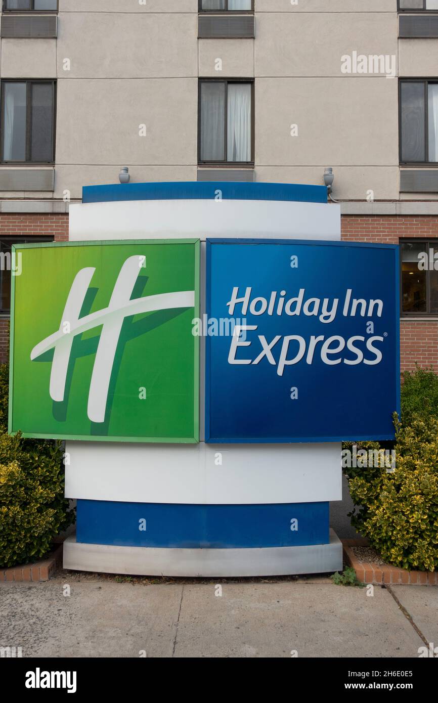Holiday Inn Express hotel in Gowanus Brooklyn NYC Stock Photo - Alamy