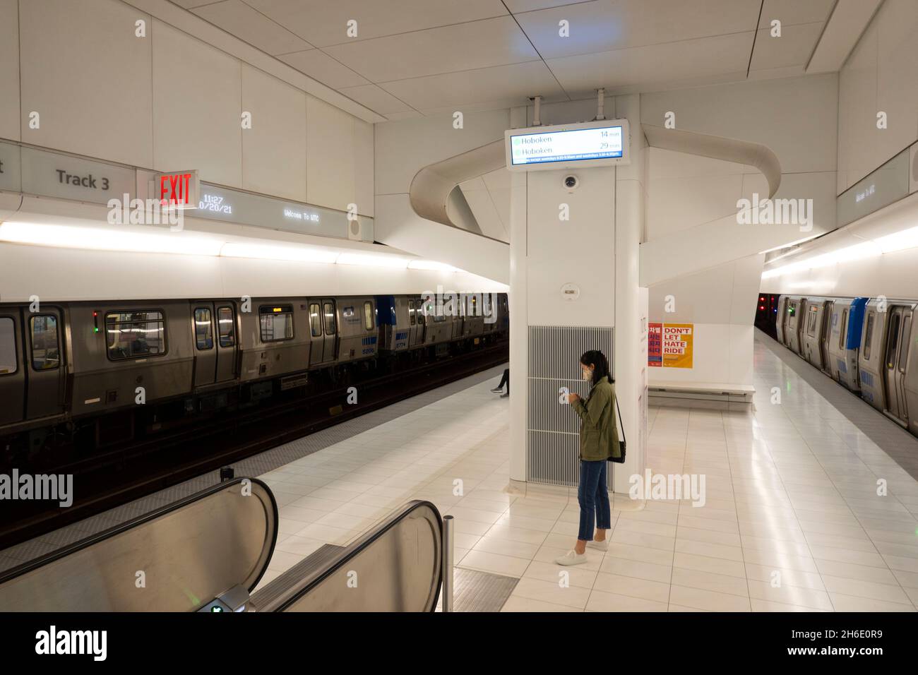 PATH station at the World Trade Center subway platform to Hoboken NJ ...