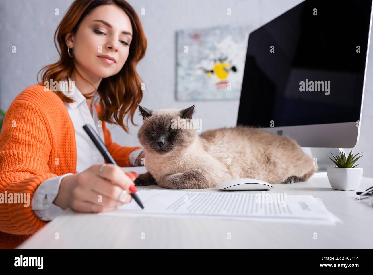 Signing contract animal hi-res stock photography and images - Alamy
