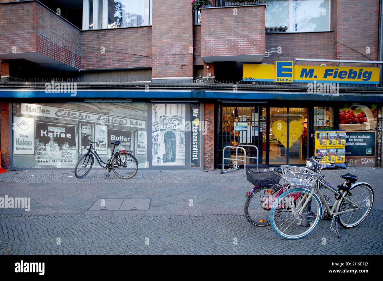Berlin, Germany. 07th Oct, 2021. A bicycle stands in front of a mural ...