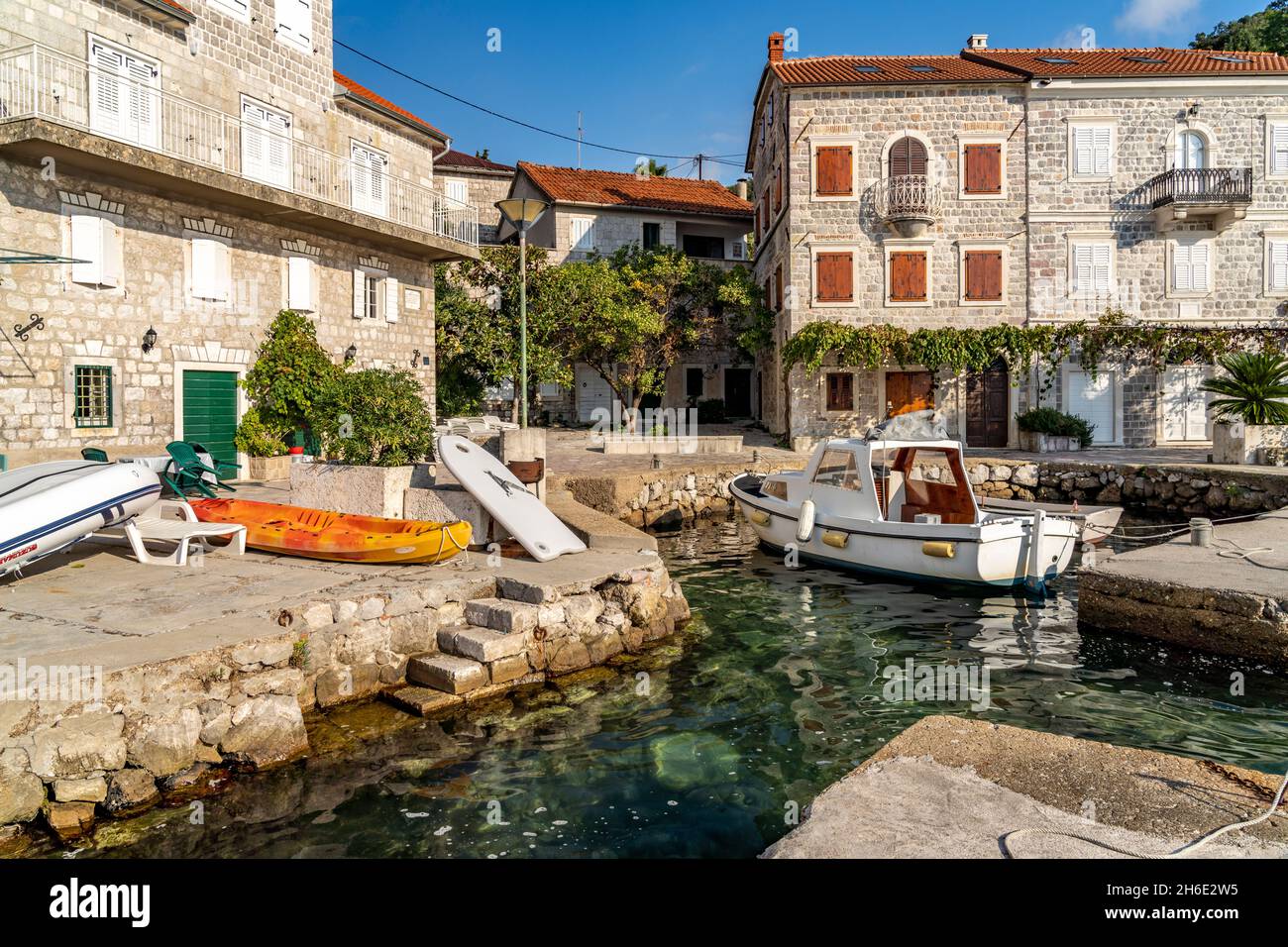 Der kleine Hafen im Fischerdorf Rose, Halbinsel Luštica, Montenegro, Europa | Rose fishing ...