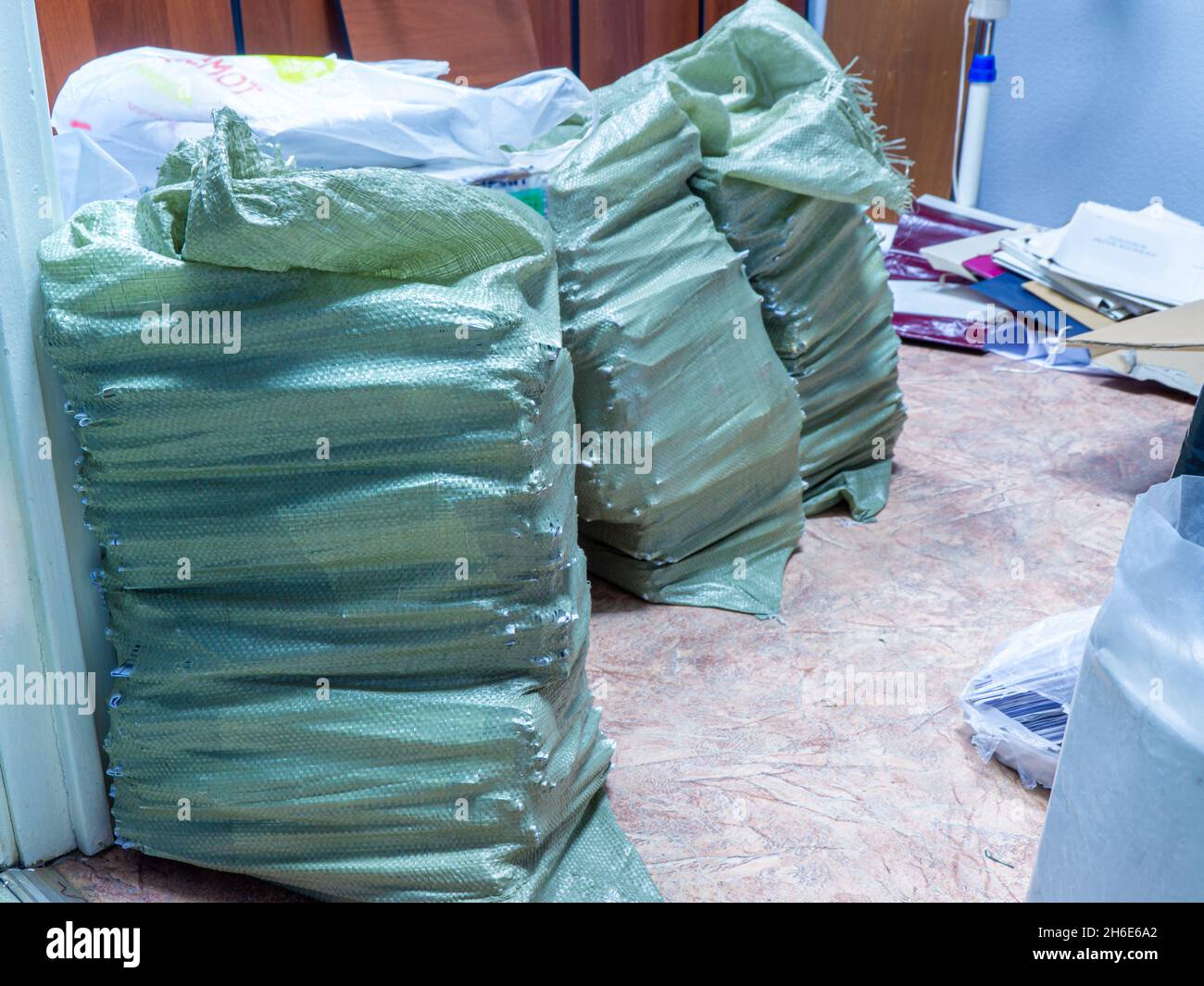 Freeing the office space from unnecessary old documents. The paper to ...