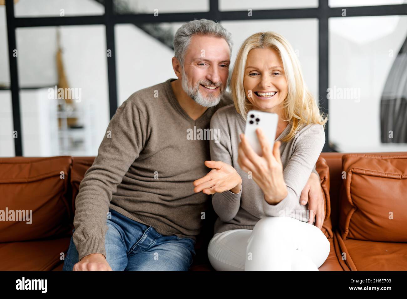 Two person conversation smart phone hi-res stock photography and images ...